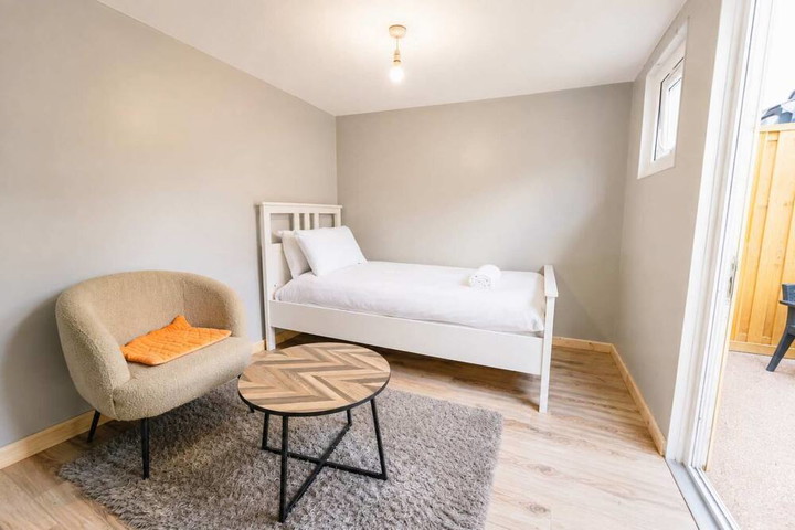 Charming Studio Oasis | Private Garden & Parking - Cardiff