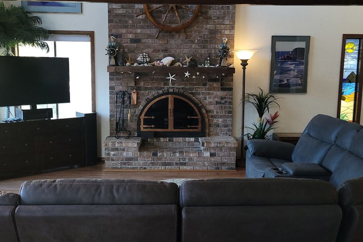 2.5 Blocks To Beach - 4 Bed/3 Bath - Indoor Hot Tub - Ocean View -2 Pets Welcome - Cannon Beach, OR