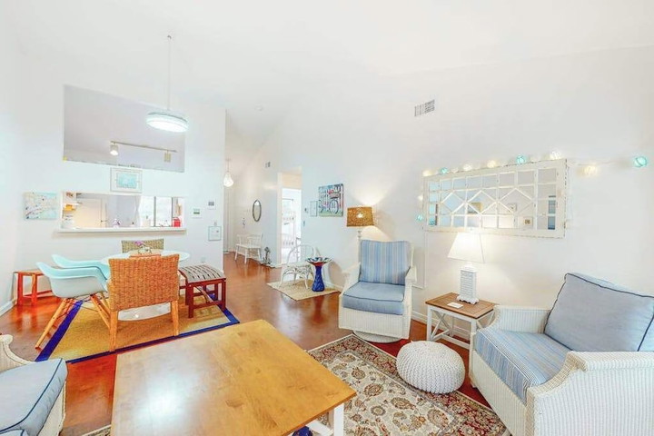 Charming Second-floor Retreat With A Full Kitchen And Balcony View - Brewster, MA