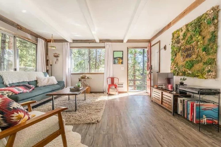 Stylish Treetop Cabin With Jacuzzi & Sauna In The Arnold Woods - Arnold, CA