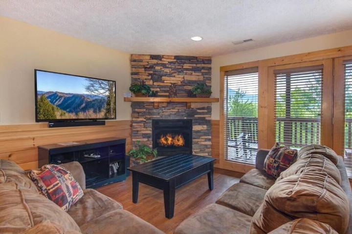 Nestled In The Heart Of Gatlinburg, Eagles Point Lodge Offers A Stunning Mountai - Gatlinburg, TN