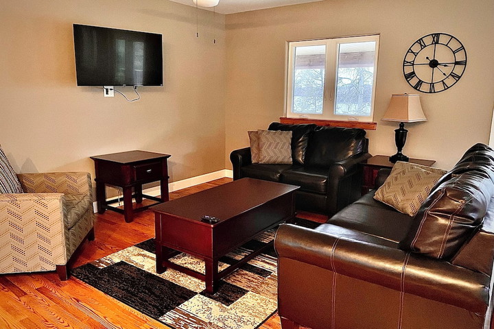 Cozy Bungalow Nestled Atop North Shore Hay Bay, Napanee - Napanee