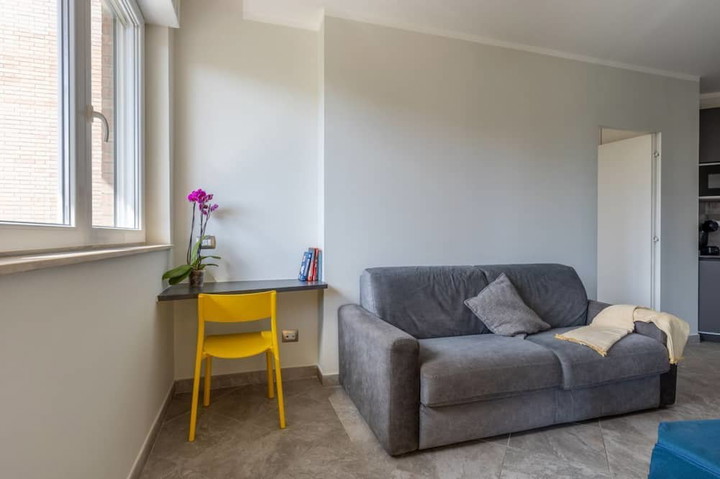 Guesthost - Elegant Apartment Of 70 Sqm, For 4 People, Located On The 1st Floor With Lift Of A Renovated Building, Equipped With Shared Swimming Pool And Private Parking Space.the Property Is Located In Calambrone, Just 400 Mts From The Sea. Near The Acc - Livorno