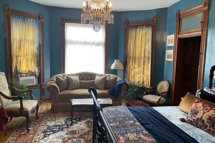 Vineyard Mansion - Emma Room - 1 King Bed - Saint Joseph, MO