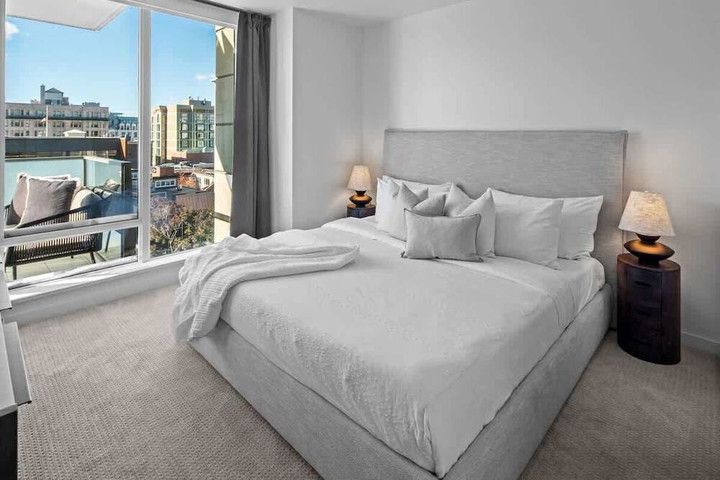 Waterfalls Hotel Ultra-modern King Suite - Victoria
