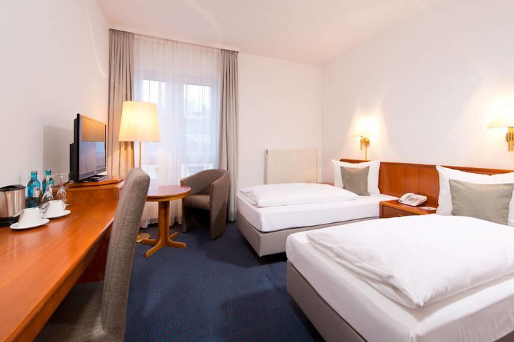Comfort Meets Convenience  Room By Scenic Route - Neustadt