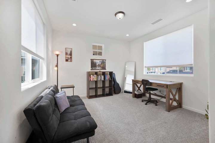 Modern Home W/ Large Backyard, Office & Ev Charger - Lemoore, CA