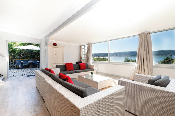 Lagoon-front 8-sleeper Off-grid Escape Holiday Home + Boat Mooring - Knysna