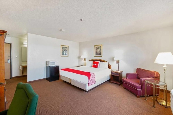 Value Stay Near Lake Michigan, Outlet Malls & Portage Riverwalk Attractions - Gary, IN