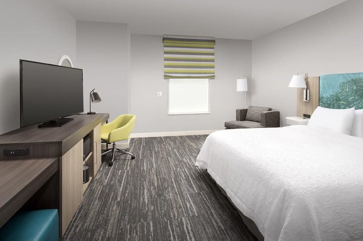 Discover Miami Elegance! Free Breakfast, Outdoor Pool, Pet-friendly! - Miami, FL