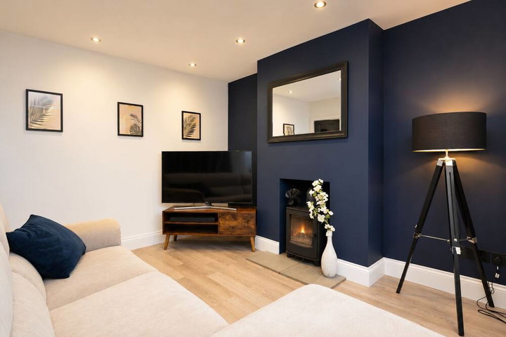 Modern 3-bed, 2-bath Home | Parking For 3 | Air Conditioning | Rugby - Rugby