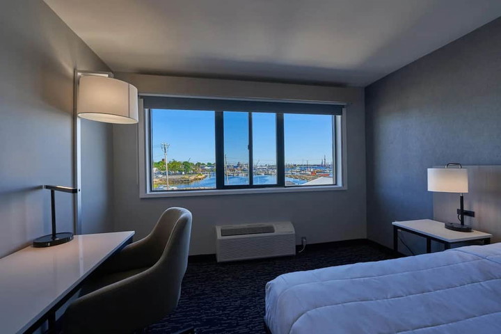 King Bed Harbor View - Dartmouth