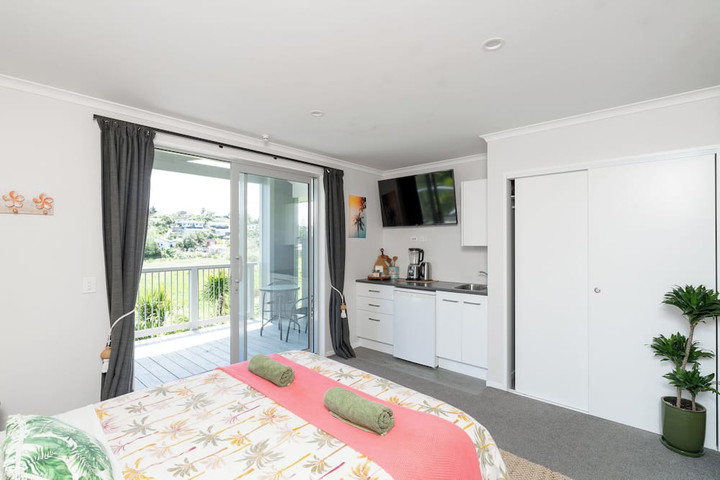Banana Bungalow: Serenity, Balcony Views, Central & Tropical Setting - Raglan