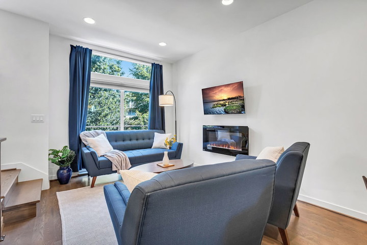 Chic Fremont Townhome With Rooftop Deck & Parking - Bothell, WA