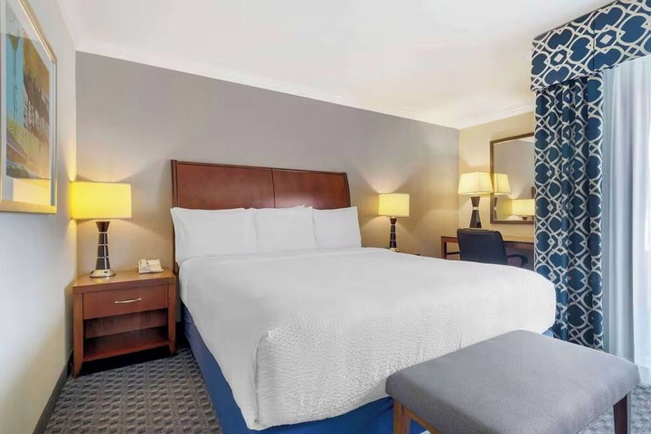 2-room King Suite W/ Balcony | Free Breakfast | 1.5 Mi To Lantern District Shops - Dana Point, CA