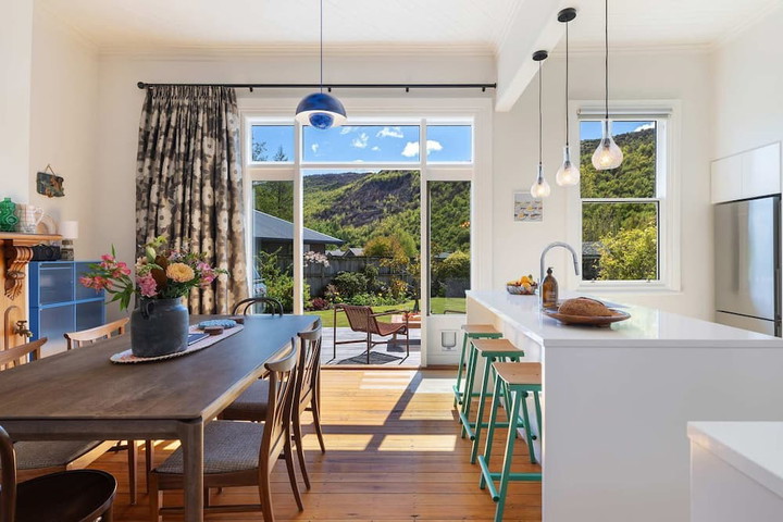 A Beautifully Restored 1909 Villa Offering Timeless Character And Modern Comfort In Arrowtown. - Arrowtown