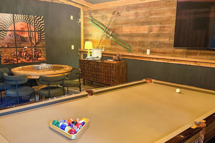 Gather, Play, And Unwind At This Spacious Alto Mountain Retreat Overlooking The Lake. Designed For Families And Groups, The Home Features A Full-size Pool Table, Poker Table, Hot Tub, Wrap-around Deck, Wood-burning Fireplace, And Kids' Retreat. - Ruidoso, NM