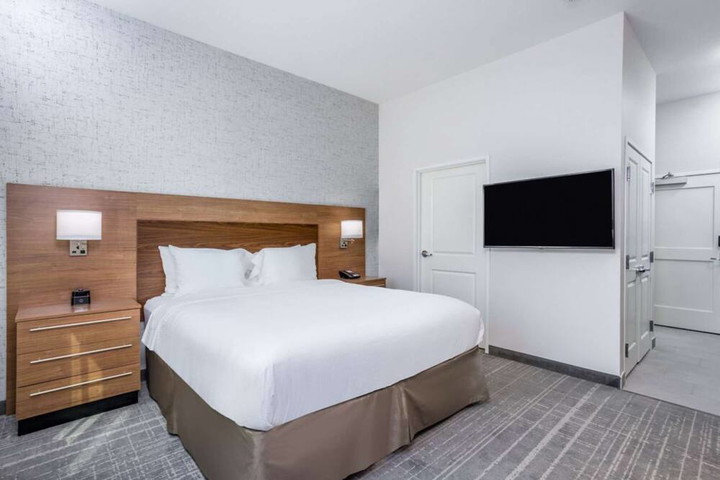 Casino Nearby | Free Breakfast + Full Kitchen - North Chicago, IL