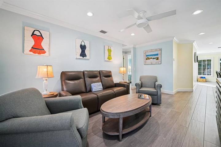 Retro Style Home With Large Pool Close To Downtown Holmes Beach And Walk To Beach! - Anna Maria, FL