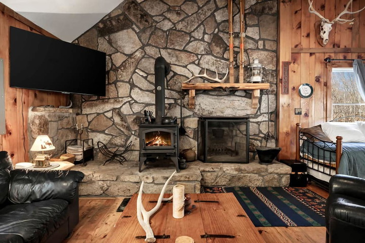 Peaceful And Pet Friendly Cabin With River Access In Great Cacapon, West Virginia - Berkeley Springs, WV
