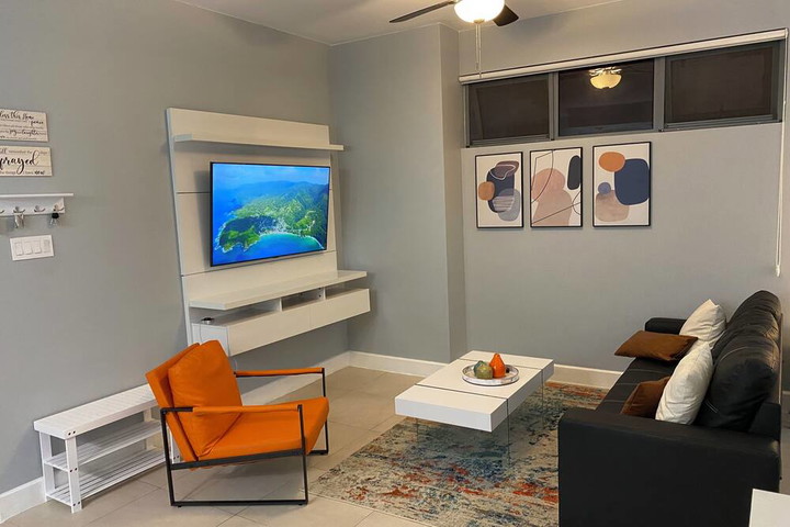 Modern 1 Bedroom Condo With Wifi, Ac, Hot Water, Gym,  Security & Elevator - Kingston