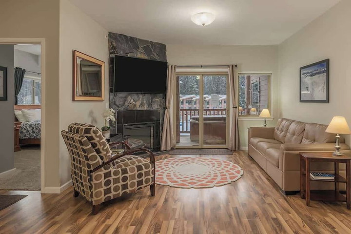 2 Bedroom Mountain View Condo With Private Hottub - Anchorage, AK