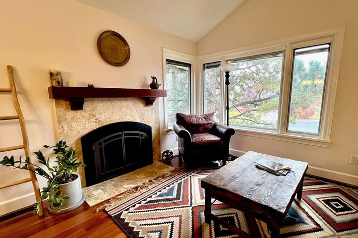 Centennial Charm: 4br, 2.5ba W/ Grand Primary Ensuite - Highlands Ranch, CO