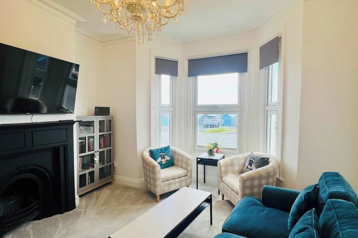 Walton Beach House | Pier & Sea Views - Walton-on-the-Naze