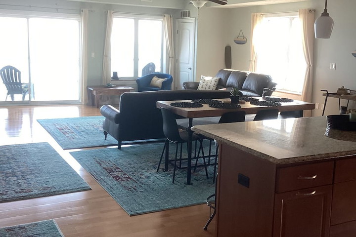 Lake Life-the Beach Is Your Back Yard! 3br/3ba Private Beach/pool/balcony - Geneva, OH