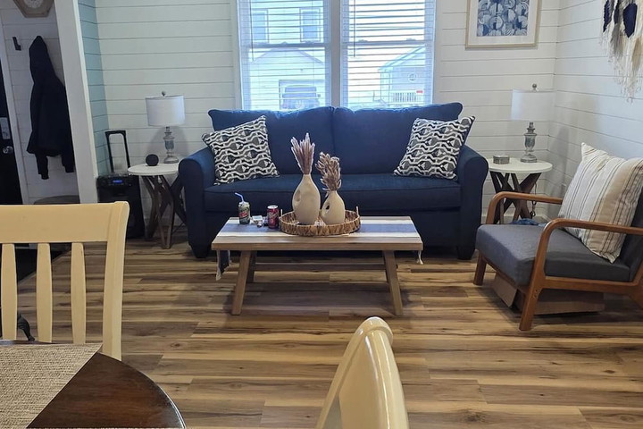 Lake Breeze Retreat, On The Strip, Lake Views, Near Public Beach, Close To Park - Lake Erie, PA