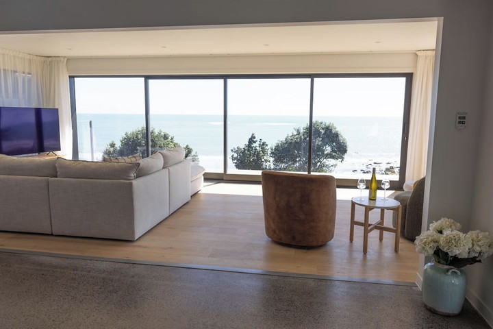 Beachfront Luxury Retreat & Sauna With Sea Views - New Plymouth