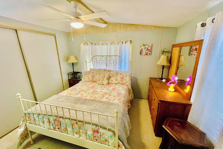 Charming 2/2 Waterfront Farm Home With Tons Of Tv Stations, Wifi, Dock, & More - Spring Hill, FL