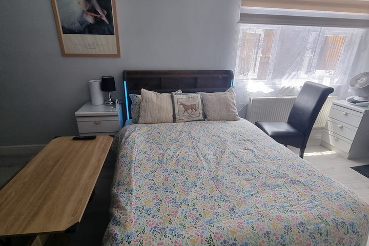 Stylish Double Bedroom  Comfortable & Peaceful - Crawley
