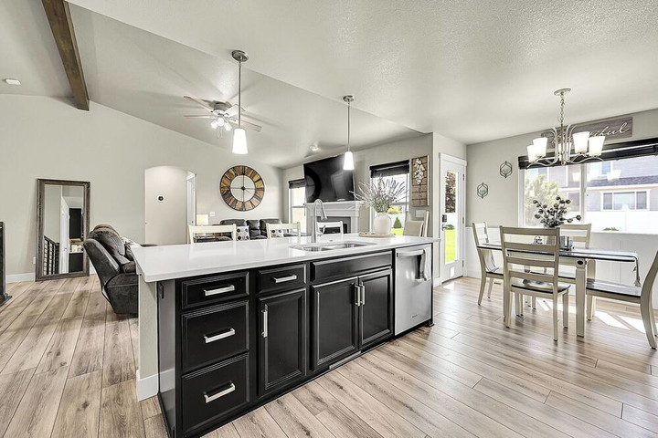 Modern 5br/3ba Luxury Home,movie Nights & Comfort - Greeley, CO