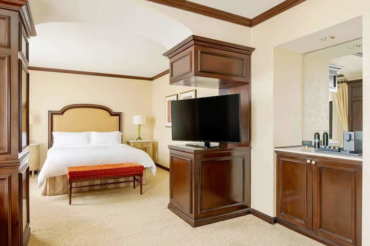 Steps From Downtown + Restaurant & Pet Friendly - New Castle, DE
