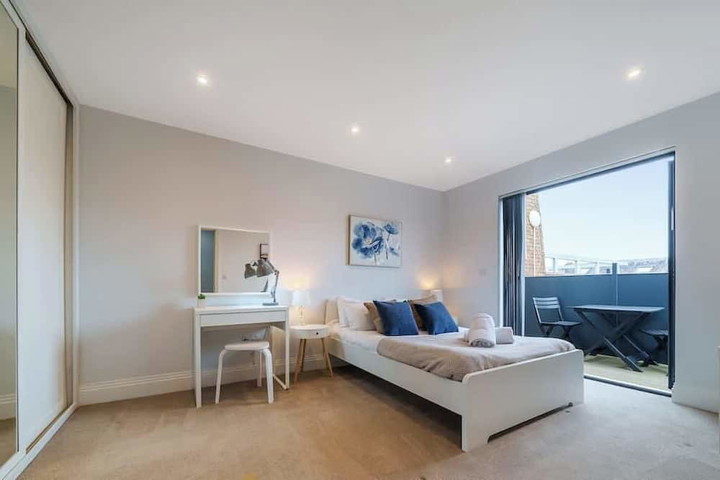 Central Windsor Gem | 1br Penthouse + Balcony - Slough