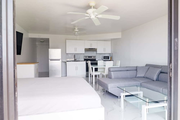 The Coral Beach Hotel - Luxury Beachfront Suite! - Freeport