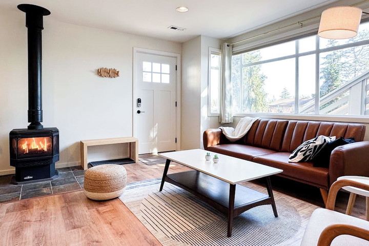 Clean And Charming Hilltop Guesthouse With 1-king Bed, Central Ac And Heating - Redmond, WA