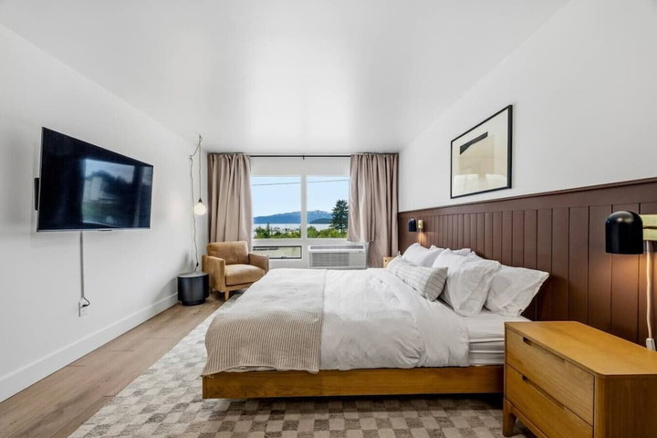 New! Style, Comfort & Views | Walk To Tours & Food - Juneau, AK