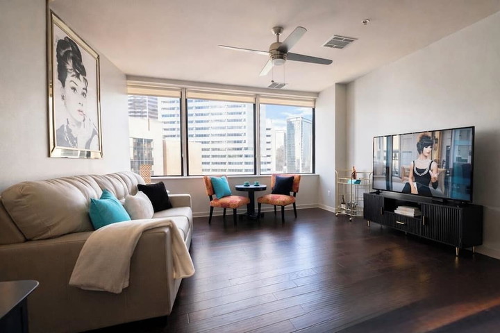 Luxury Downtown Dallas Condo With Skyline Views Pool And Parking - Dallas, TX