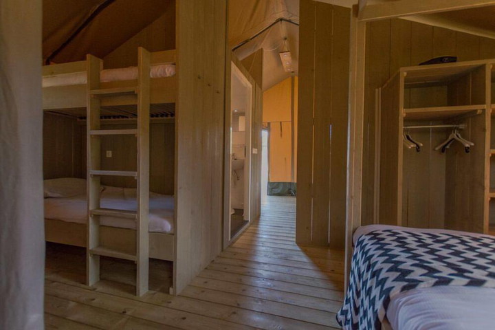 Glamping In Een Volledig Ingerichte Safaritent Voor 6 Personen Met Eigen Badkamer En Overdekte Veranda In Een Rustig Deel Van Het Park - Barneveld