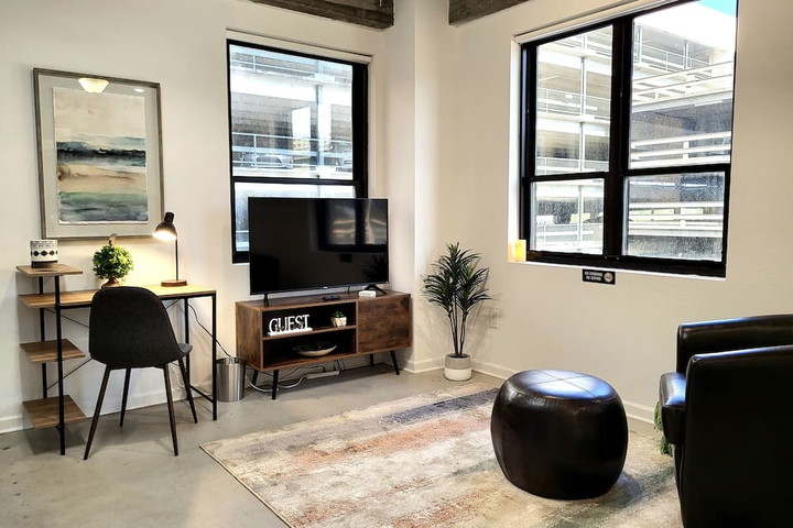 Stylish Suite Downtown With Free Parking And A Gym - Columbia, SC