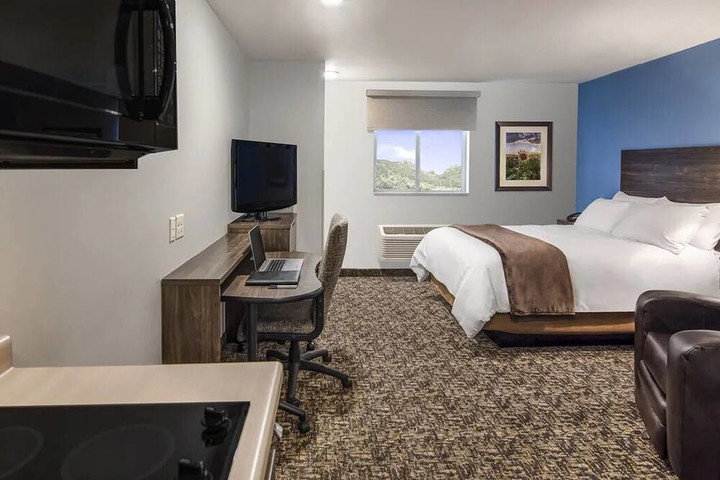 3 Well-lit Rooms W/ Privacy & Full Kitchen Near I-29 In Quiet St. Joseph - Saint Joseph, MO
