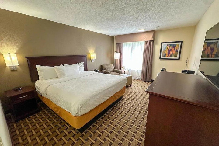 Overland Park Room W/ Pool Access | Near Overland Park Convention Center - 1.6mi - Shawnee