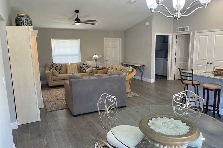 New Modern 3-bed 2 Bath House With Smart Tv's In Every Room, Wifi, And Hot Tub - Fort Pierce, FL