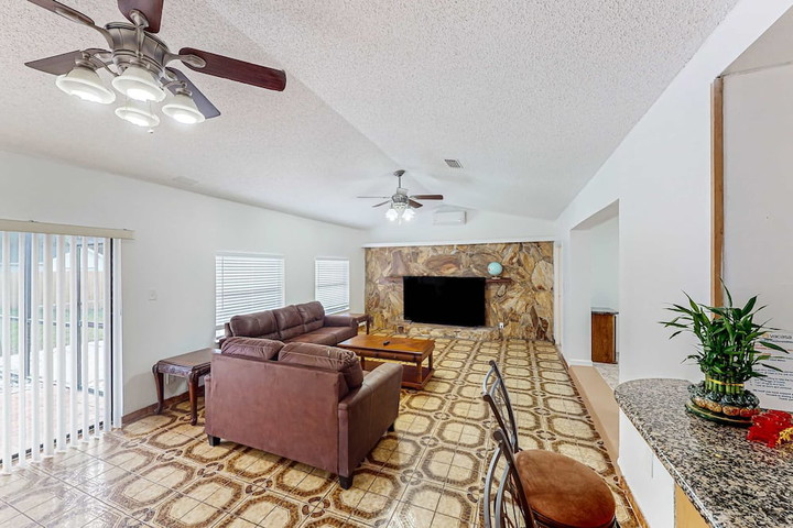 Conveniently Located Home With Private Pool Patio Foosball And Private Wd - Tampa, FL