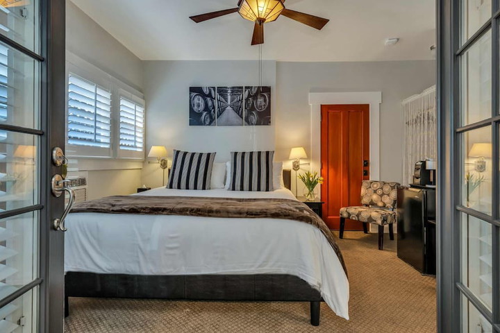 Expansive 2-room King Suite, Walk To Downtown Calistoga - Calistoga, CA