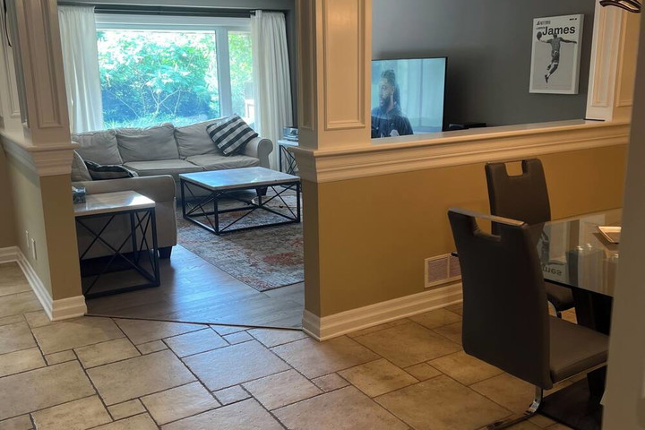Private Home W/ 5 Bedrooms, 3.5 Baths, Office, 3 Living Rooms, & Hot Tub. - London, ON, Canada