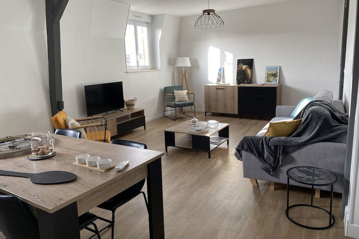 A Spacious, Elegant Apartment In The Heart Of Epernay. Quiet Top Floor With A Magnificent View. - Épernay