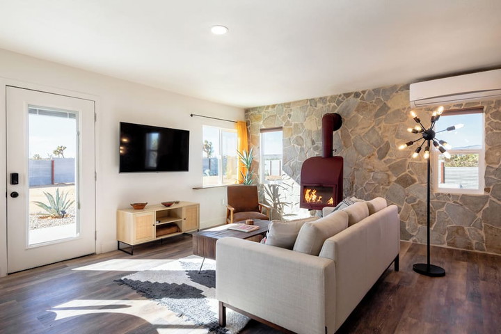 New! The Aberdeen House - Private Acreage + Joshua Trees + Hot Tub! - Yucca Valley, CA